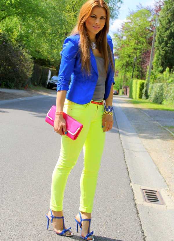 Pantalones neón ¡Aprende a combinarlos correctamente! | AquiModa.com