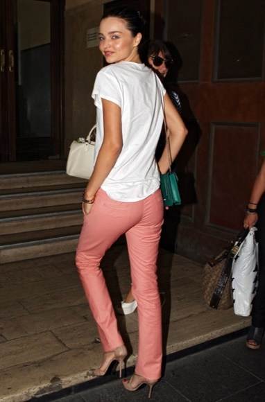 Pantalón color salmón, ¡lúcelo esta temporada! | AquiModa.com