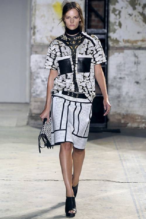 Vestidos y looks de alto contraste impacta en blanco & negro | AquiModa.com