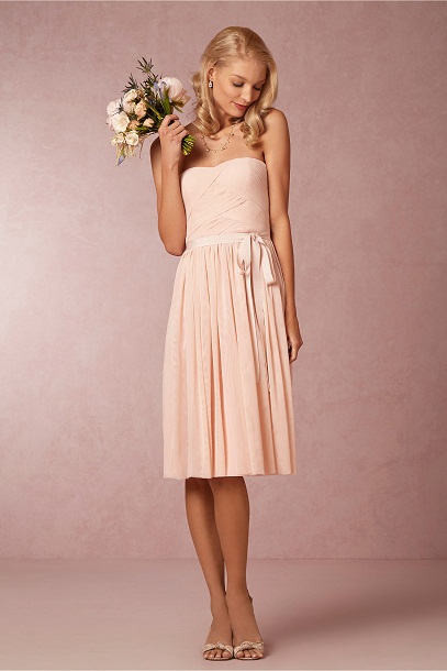 Hermosos vestidos color beige para damas de honor | AquiModa.com