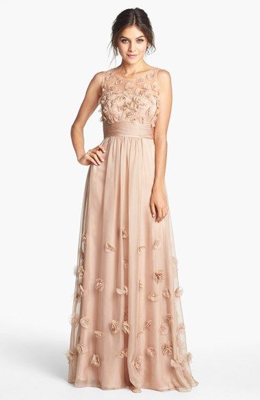 Hermosos vestidos color beige para damas de honor | AquiModa.com