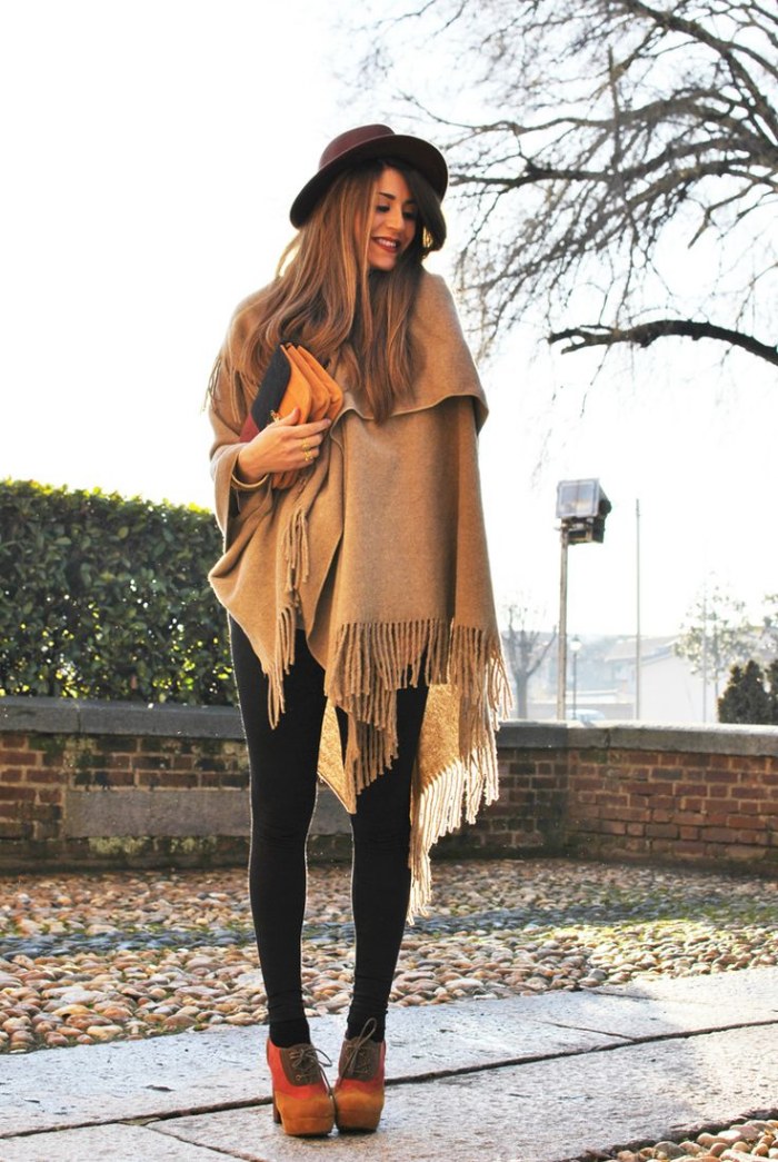 Hermosos Outfits con Ponchos para la temporada de Otoño | AquiModa.com
